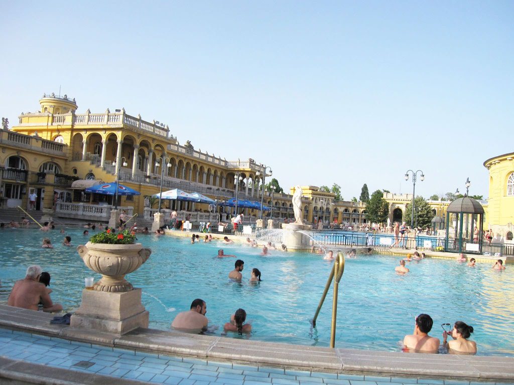 温泉大国ハンガリーのセーチェニ温泉で風呂チェスを楽しむ人たち | KUBOGEN